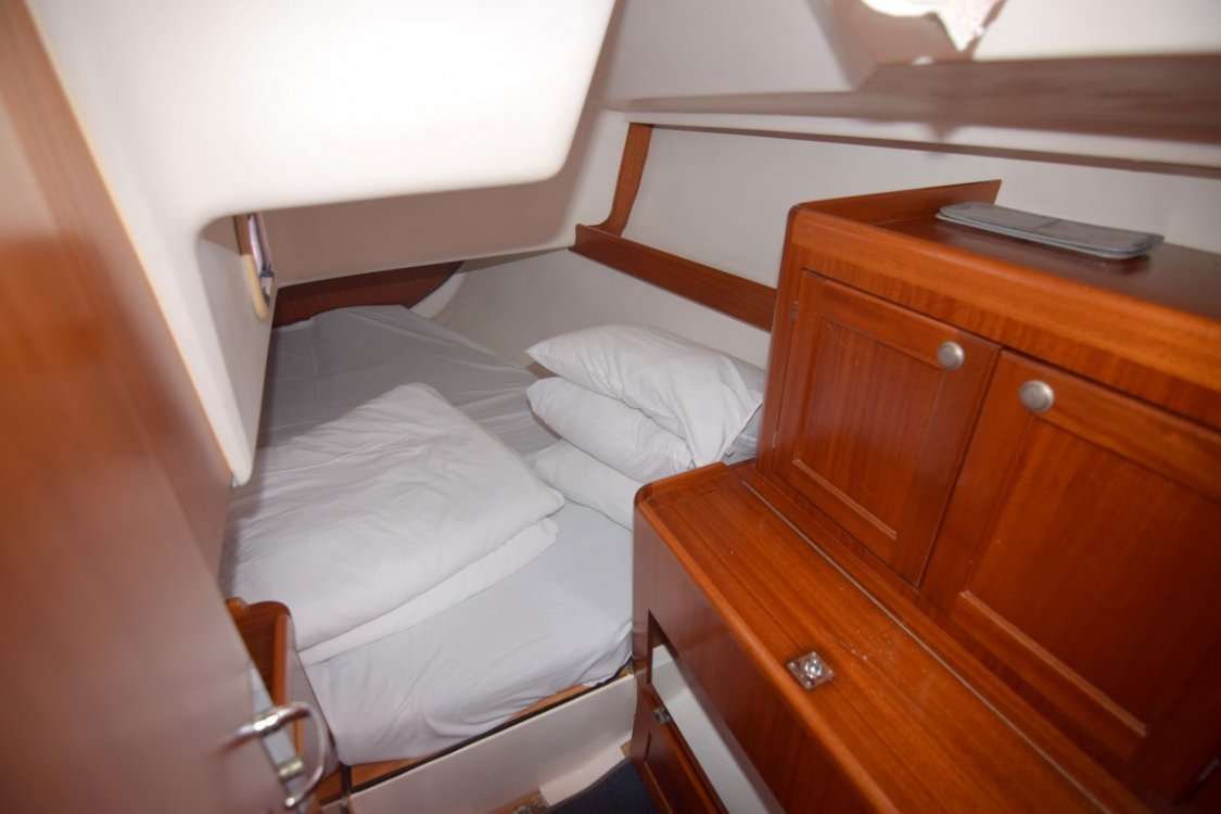 Elan 333 (built in 2002) with an inboard motor Yanmar 28 h.p for only ...