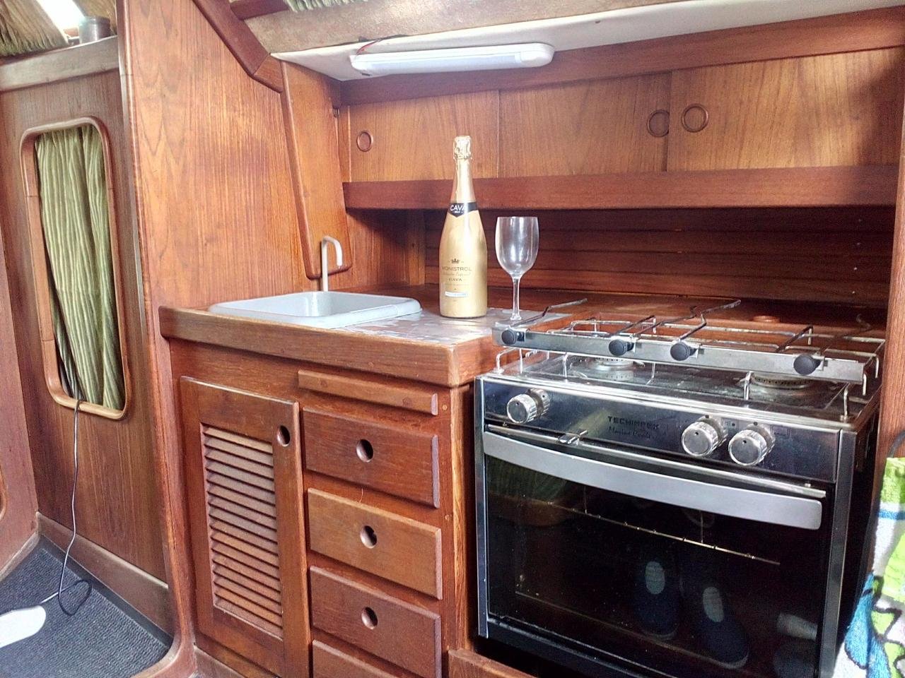 Trio 80 with an updated Lombardini 20 h.p. inboard motor for only 6400 ...