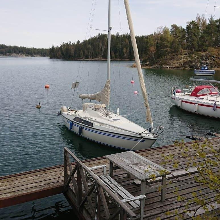 Maxi 77 sailboat today for only € 2500! It is equipped with an outboard ...